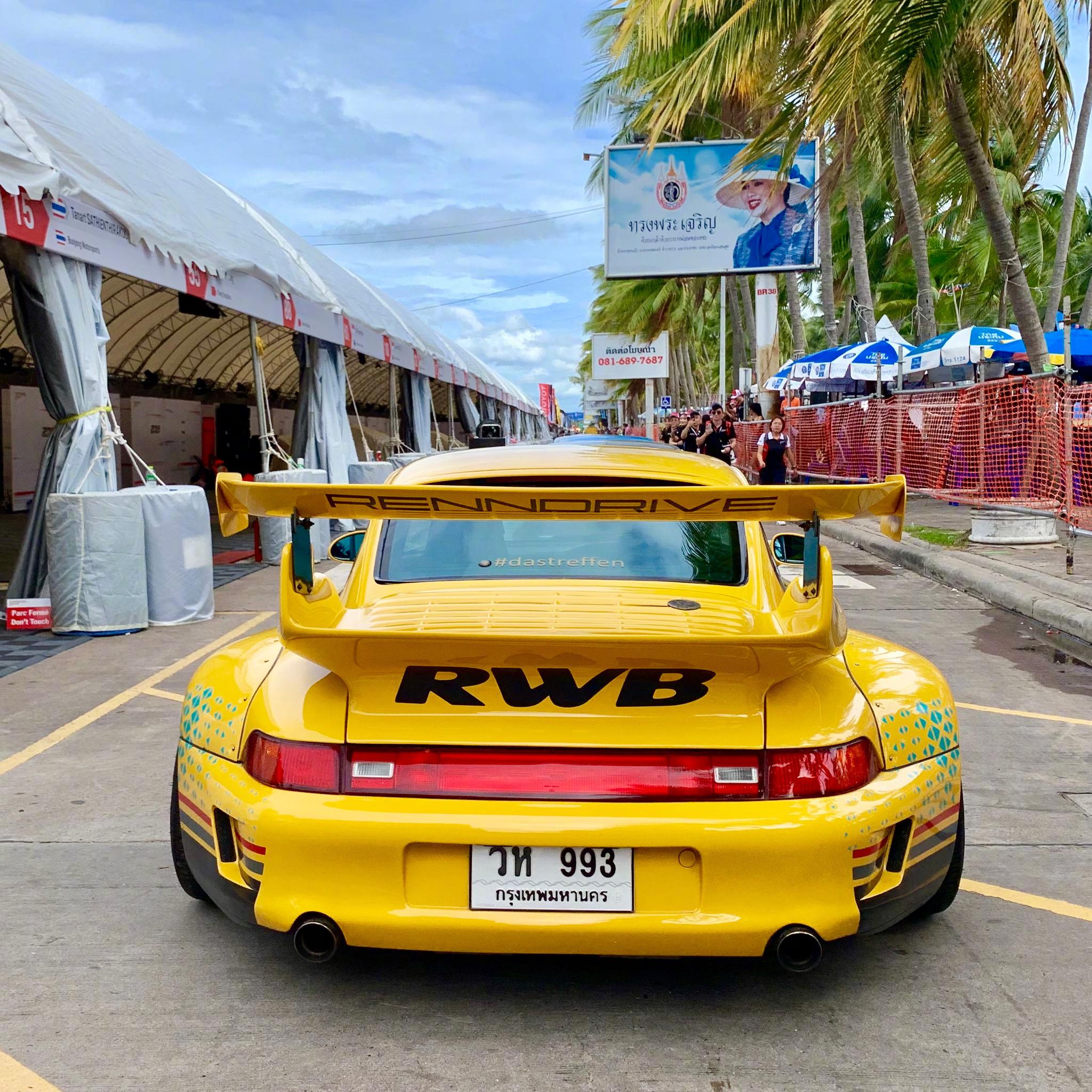 一队保时捷在游行其中三辆RWB改装保时捷993特别抢眼宽体范儿你喜欢哪