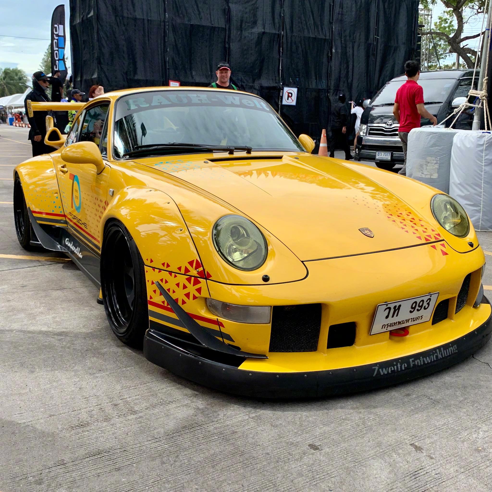 一队保时捷在游行其中三辆RWB改装保时捷993特别抢眼宽体范儿你喜欢哪