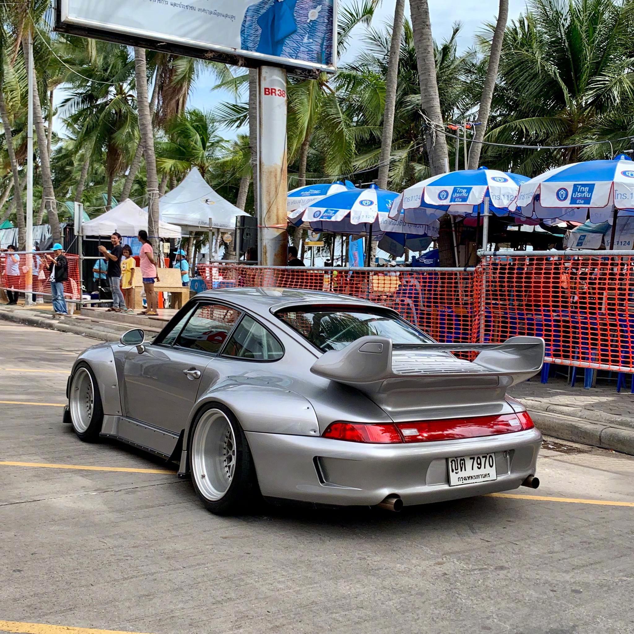 一队保时捷在游行其中三辆RWB改装保时捷993特别抢眼宽体范儿你喜欢哪