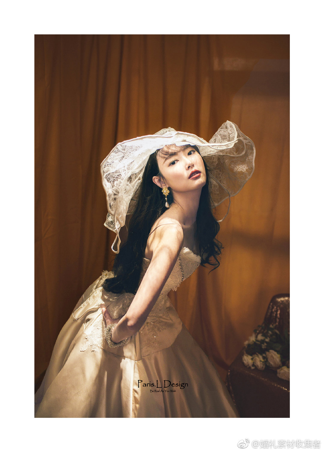 一袭香槟色的缎面拖尾婚纱在光芒照射下展现出华丽雍容之美parisl