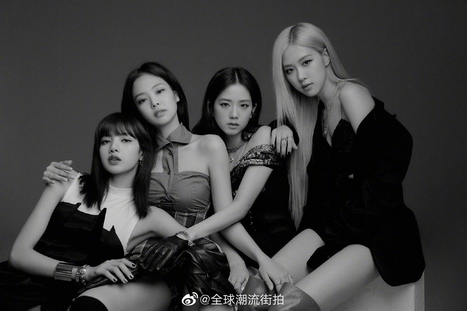 BLACKPINK日专写真，黑白之间，高级立现。永远让人期待下一次|写真_新浪新闻