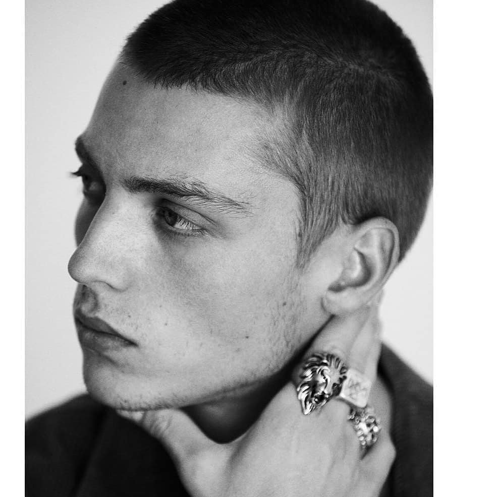 Tom Rey 是一位来自法国巴黎的年轻模特|板寸|蓝绿色|模特_新浪新闻