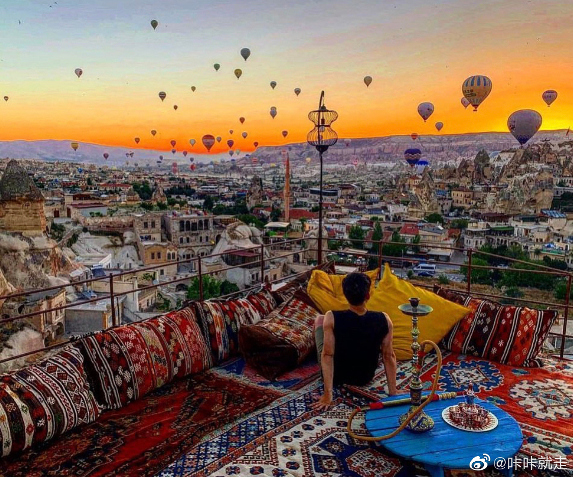 这组的照片，就是在土耳其卡帕多奇亚拍摄的。在这里除了乘坐热气球|土耳其|卡帕多奇亚|地毯店_新浪新闻