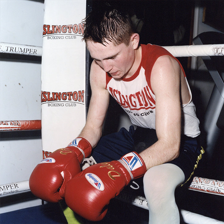 拳击场上的暴力和温柔时刻伦敦摄影师 Lauren Harris 将稳定而沉思|暴力|拳击场|拳击_新浪新闻