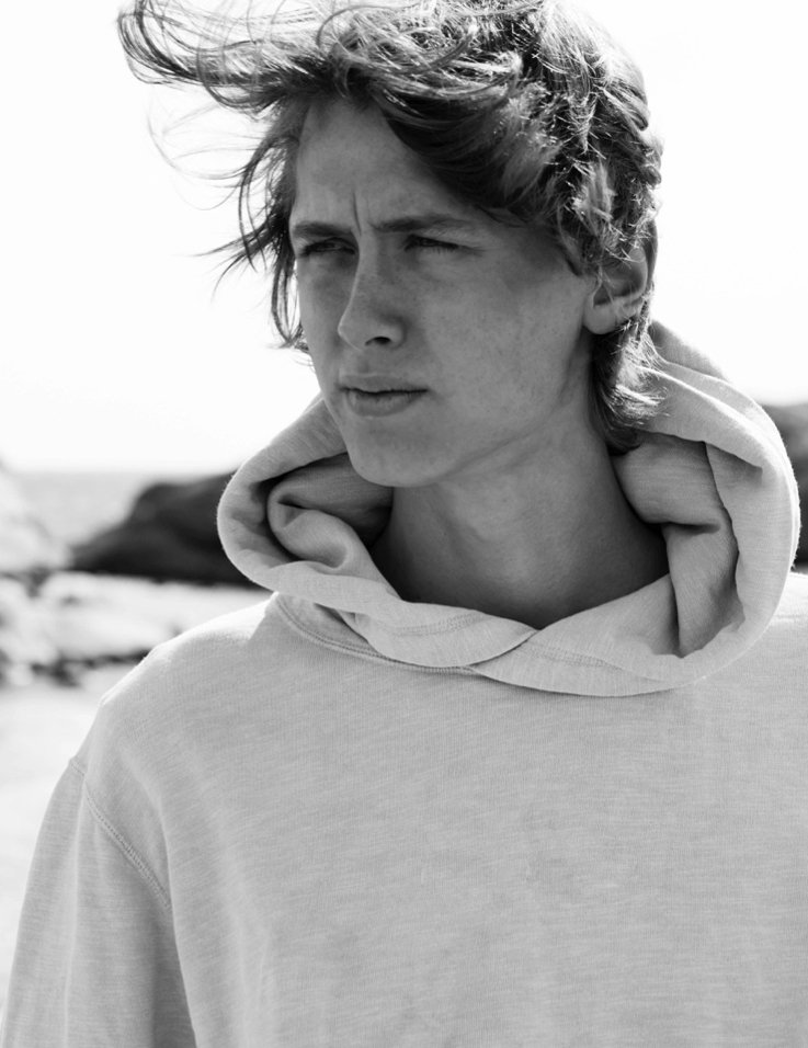 1995 年出生的 Henrik Holm 是一位年轻的挪威演员|挪威|躁郁症|电视剧_新浪新闻