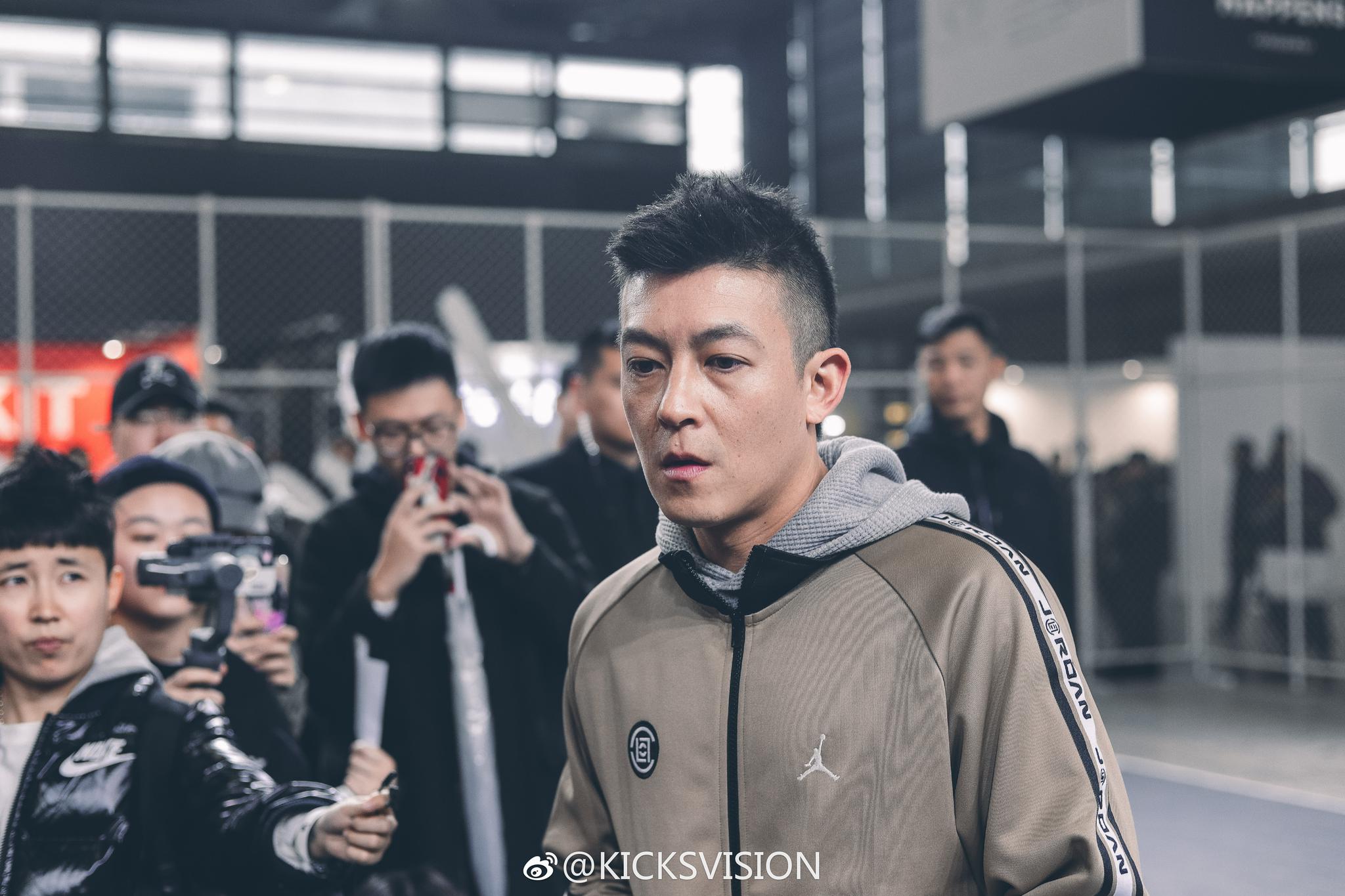 今天@edc陳冠希 在@INNERSECT 现场身着全套 CLOT x Jordan 联名服饰|CLOT|陳冠希|全套_新浪新闻