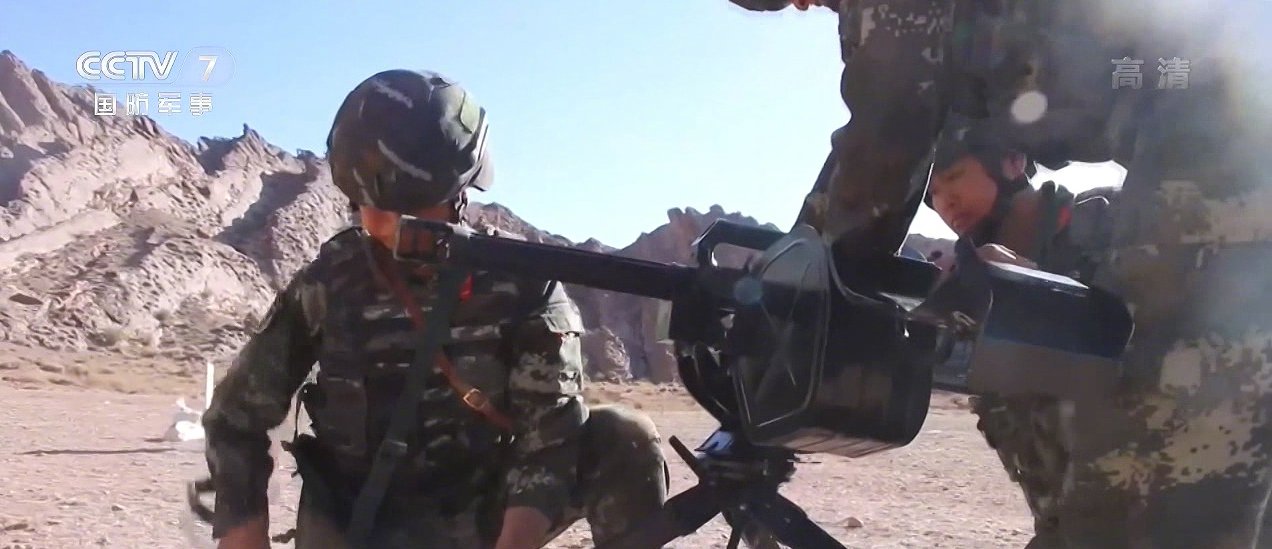 武警进行QLZ-04式35毫米自动榴弹发射器实弹发射