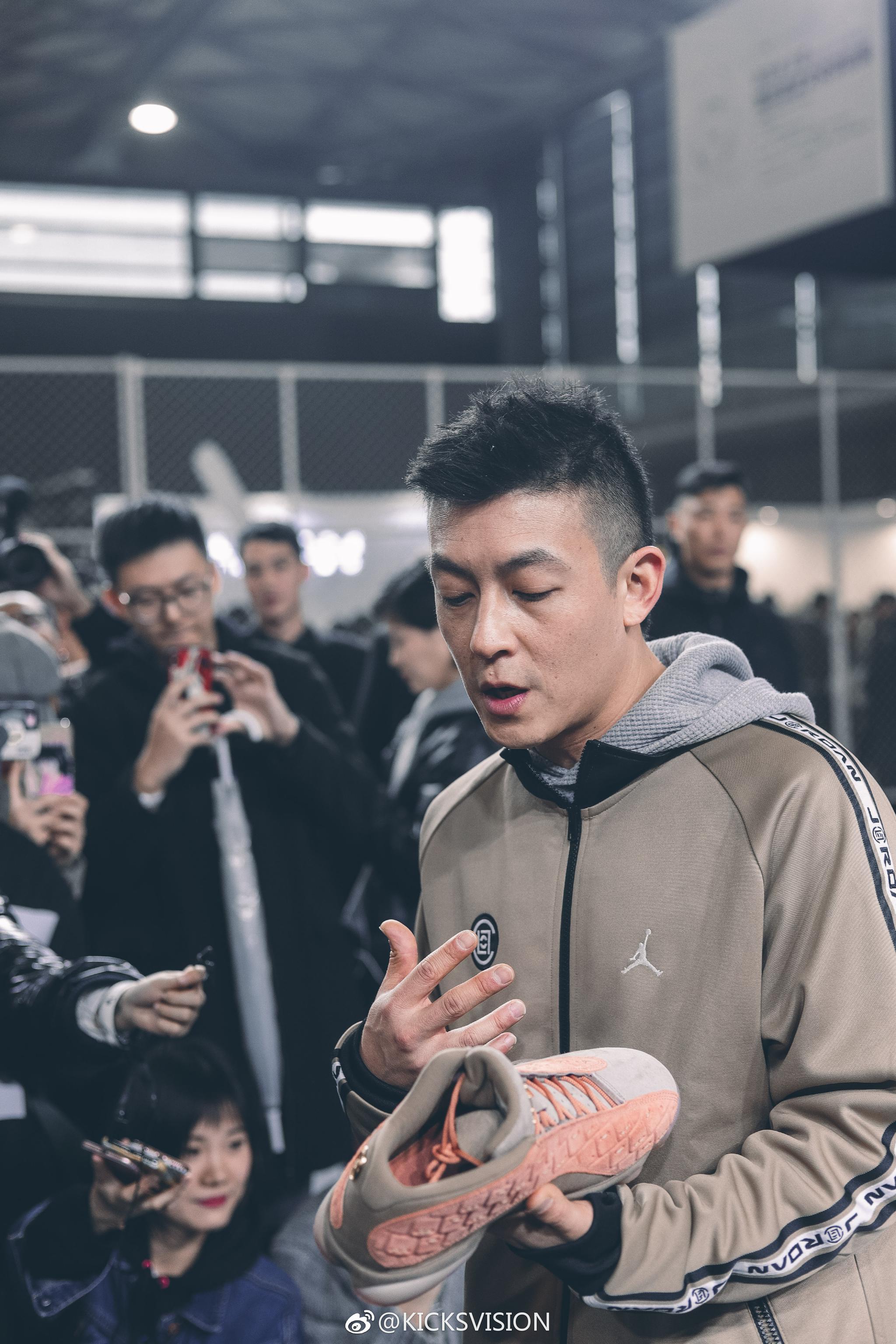 今天@edc陳冠希 在@INNERSECT 现场身着全套 CLOT x Jordan 联名服饰|CLOT|陳冠希|全套_新浪新闻