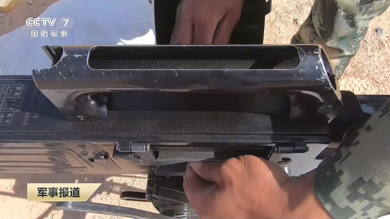 武警进行QLZ-04式35毫米自动榴弹发射器实弹发射|榴弹|实弹|发射器_新浪新闻