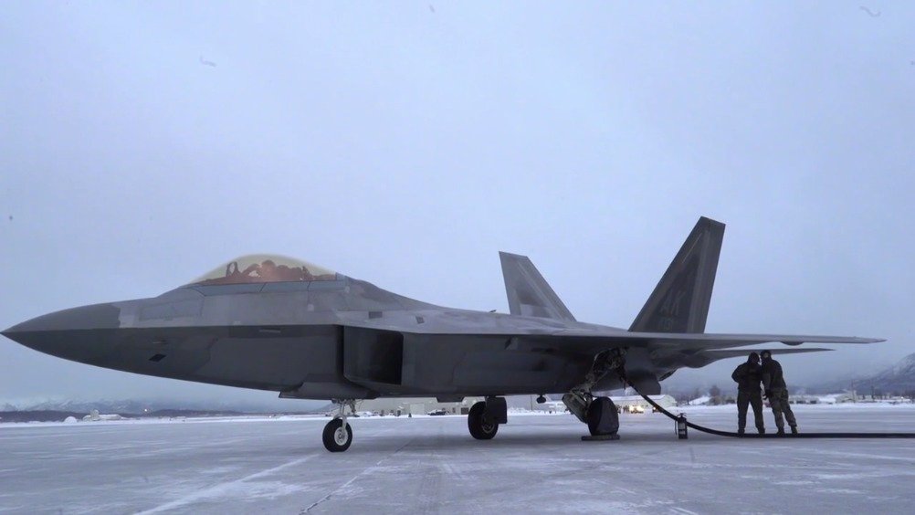 F-22在极寒天气下加油训练_新浪新闻