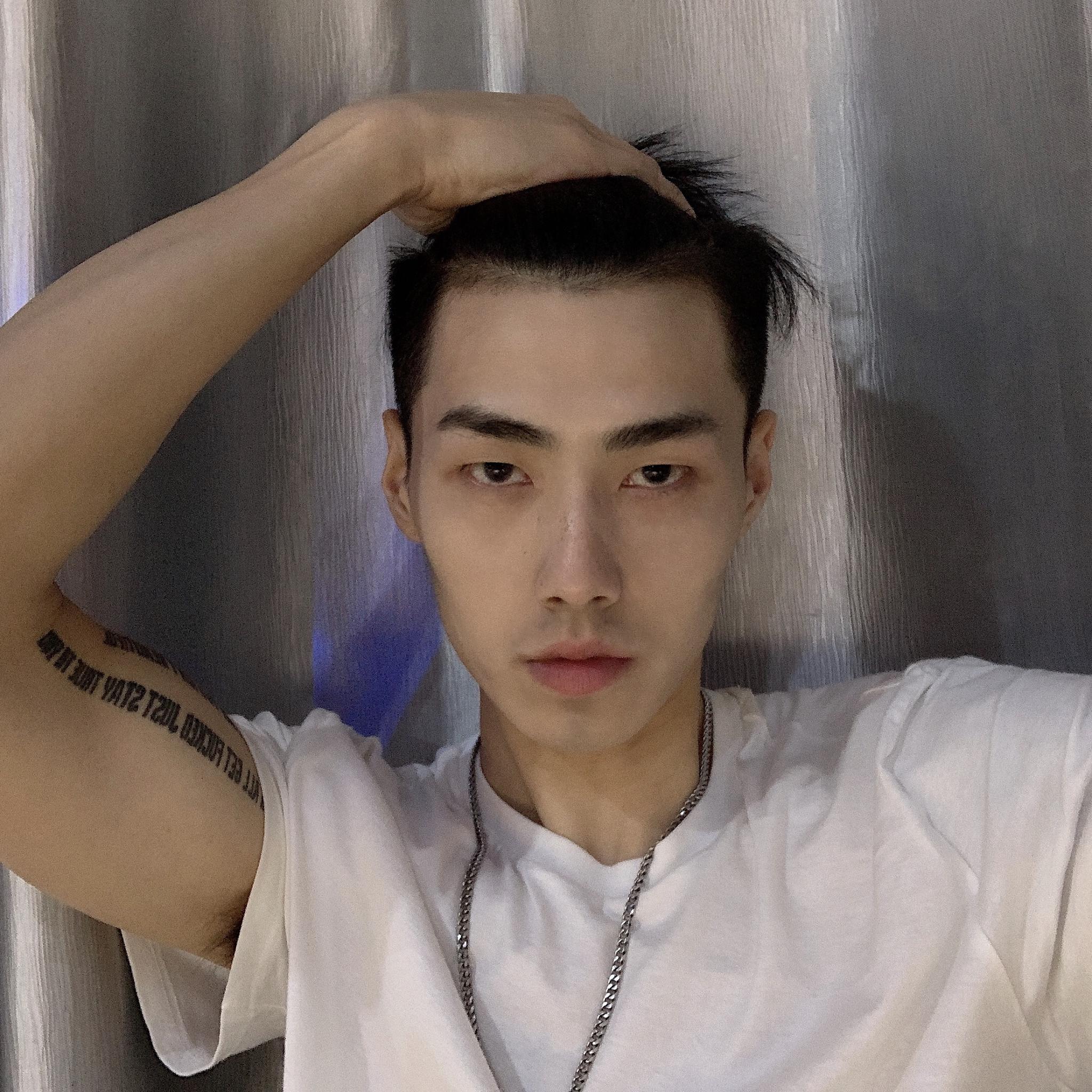 中的任世豪和肖凯中还挺帅的。侧颜无敌，有人喜欢这种吗？cr.logo|任世豪|无敌|侧颜_新浪新闻