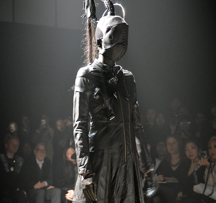 Alice Auaa – AW 2014-15 – The Grave of a Beast ._新浪新闻