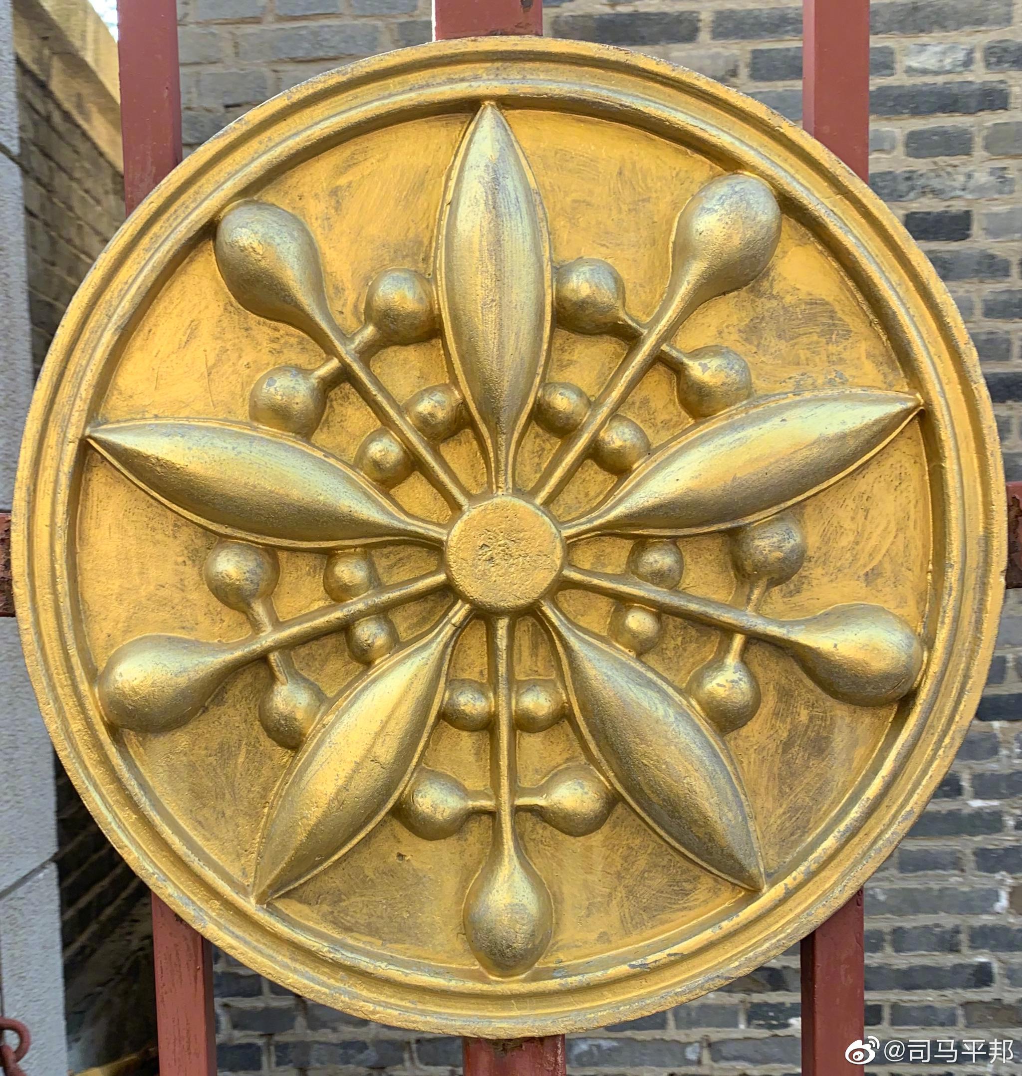 图1，是长春的伪满洲国的国徽，其来源既不是传统的中国图腾|图腾|伪满洲国|长春_新浪新闻