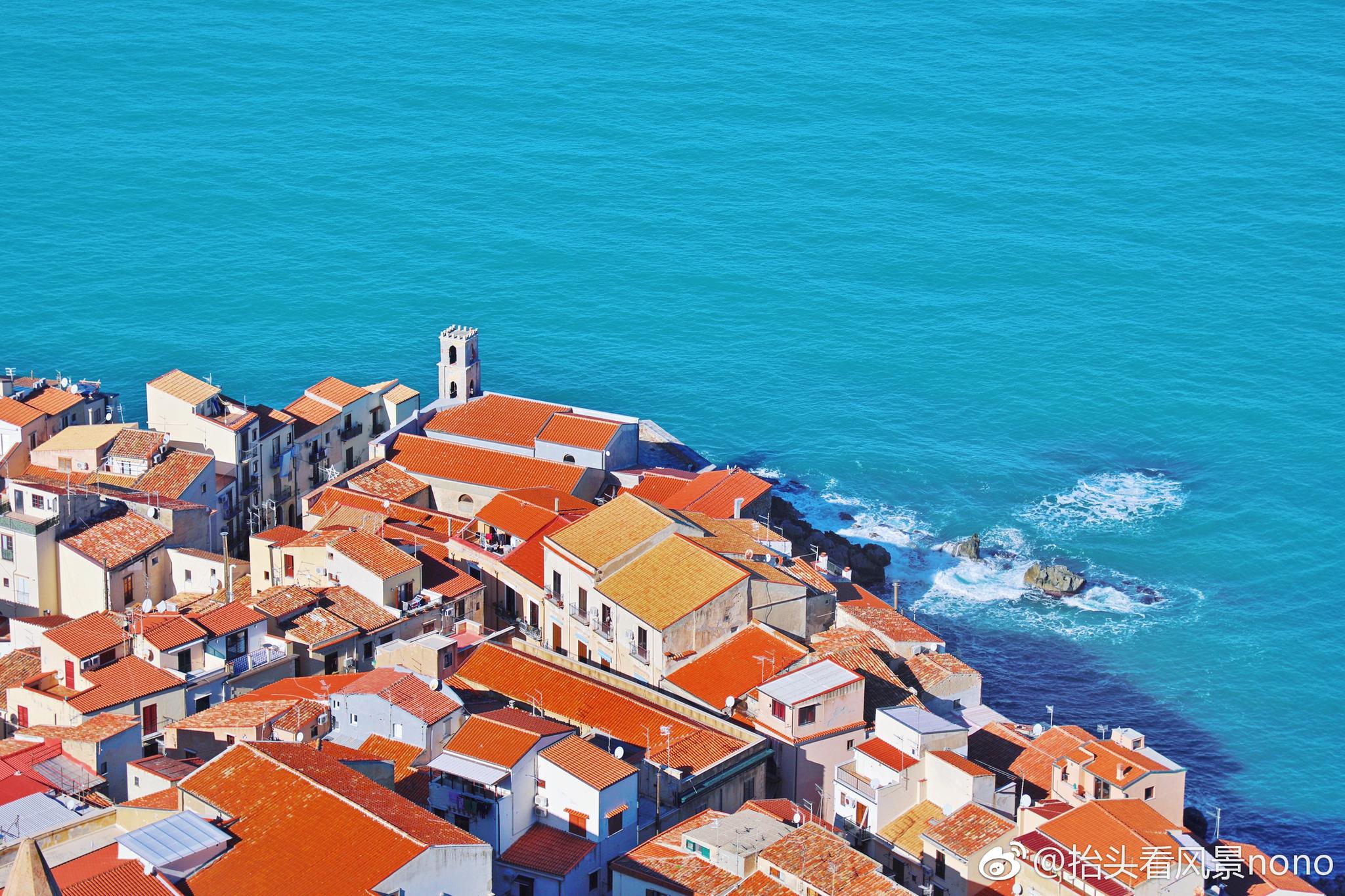 意大利西西里海边小镇切法卢，背山面海，白墙红瓦，碧海蓝天