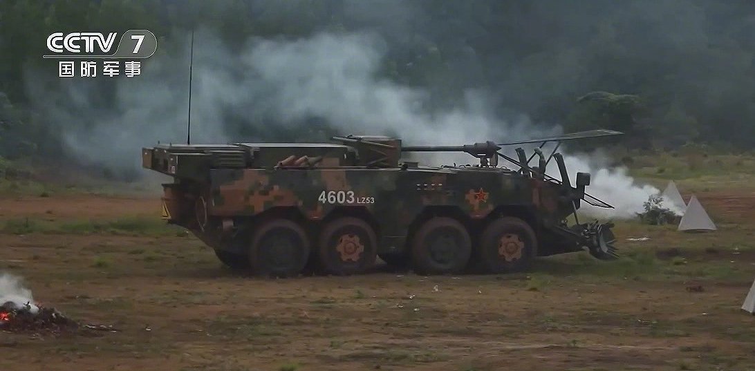 解放军的多款轮式扫雷破障工程车