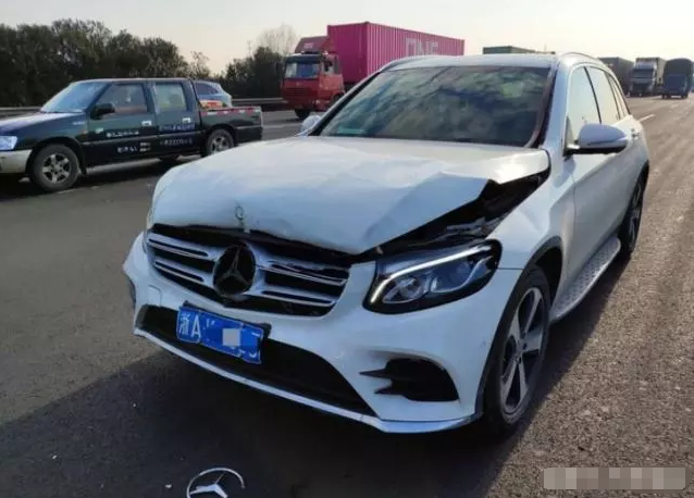 奔驰GLC追尾蔚来ES8，对比后，网友：奔驰豪车也不过如此-新浪汽车