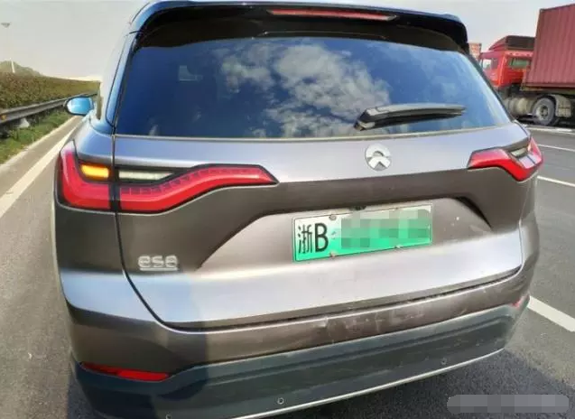 奔驰GLC追尾蔚来ES8，对比后，网友：奔驰豪车也不过如此-新浪汽车