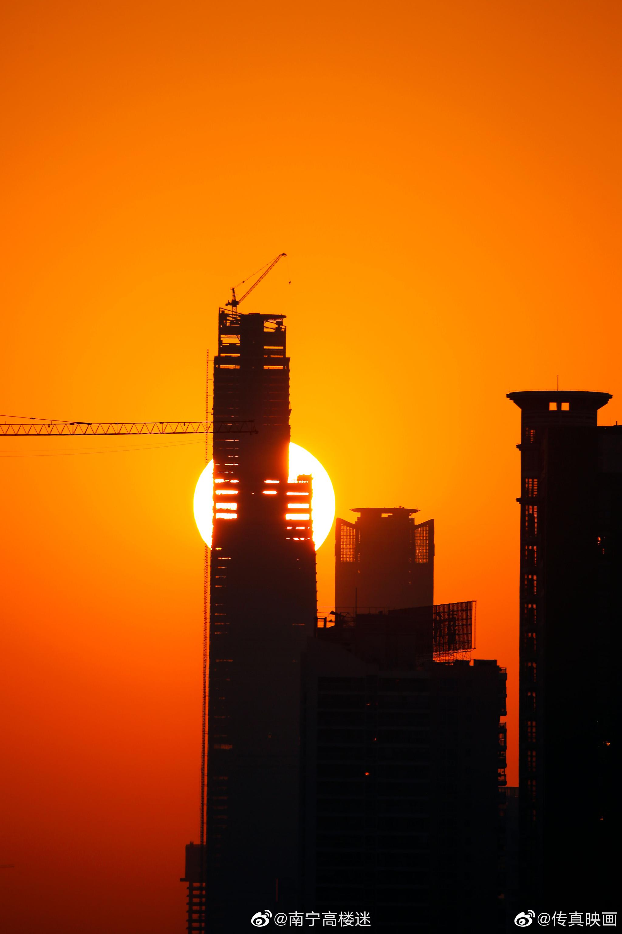 悬日奇观！东方红，太阳升！民族大道的秋分悬日太美啦|东方红|奇观|赤道_新浪新闻