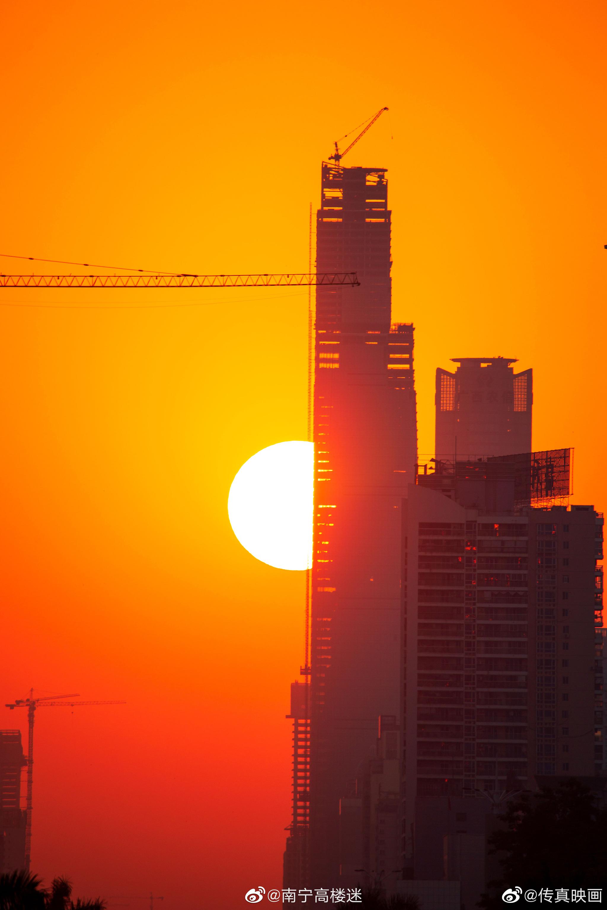 悬日奇观！东方红，太阳升！民族大道的秋分悬日太美啦|东方红|奇观|赤道_新浪新闻
