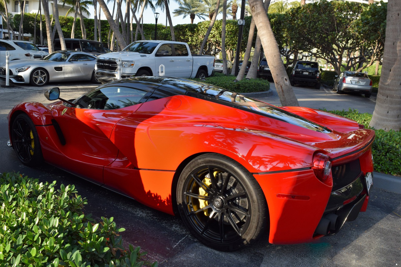 红色法拉利LaFerrari