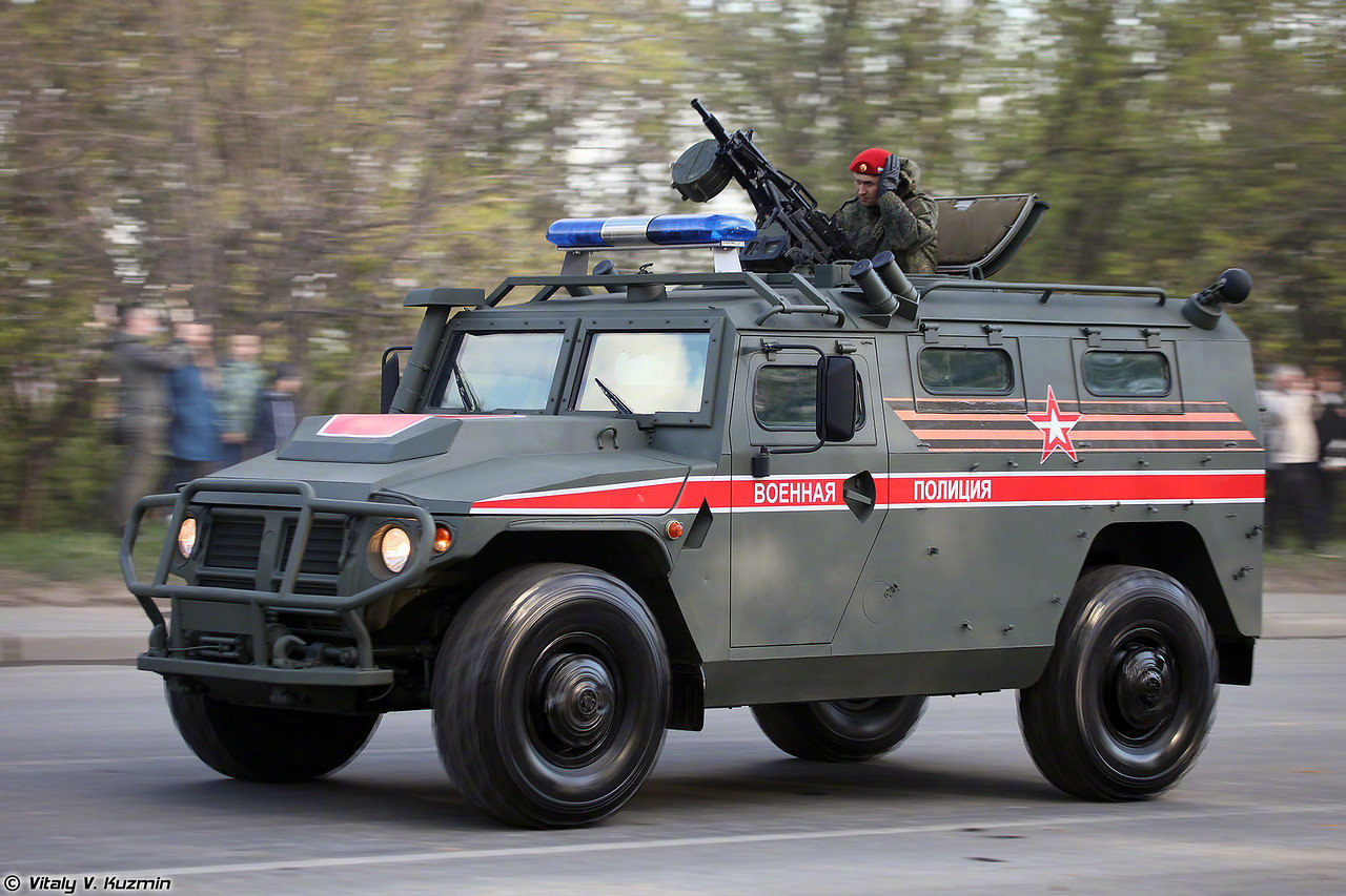 参加彩排返回的9A331M TLAR 9K331M Tor-M2、9A317 TELAR Buk-M2、96K