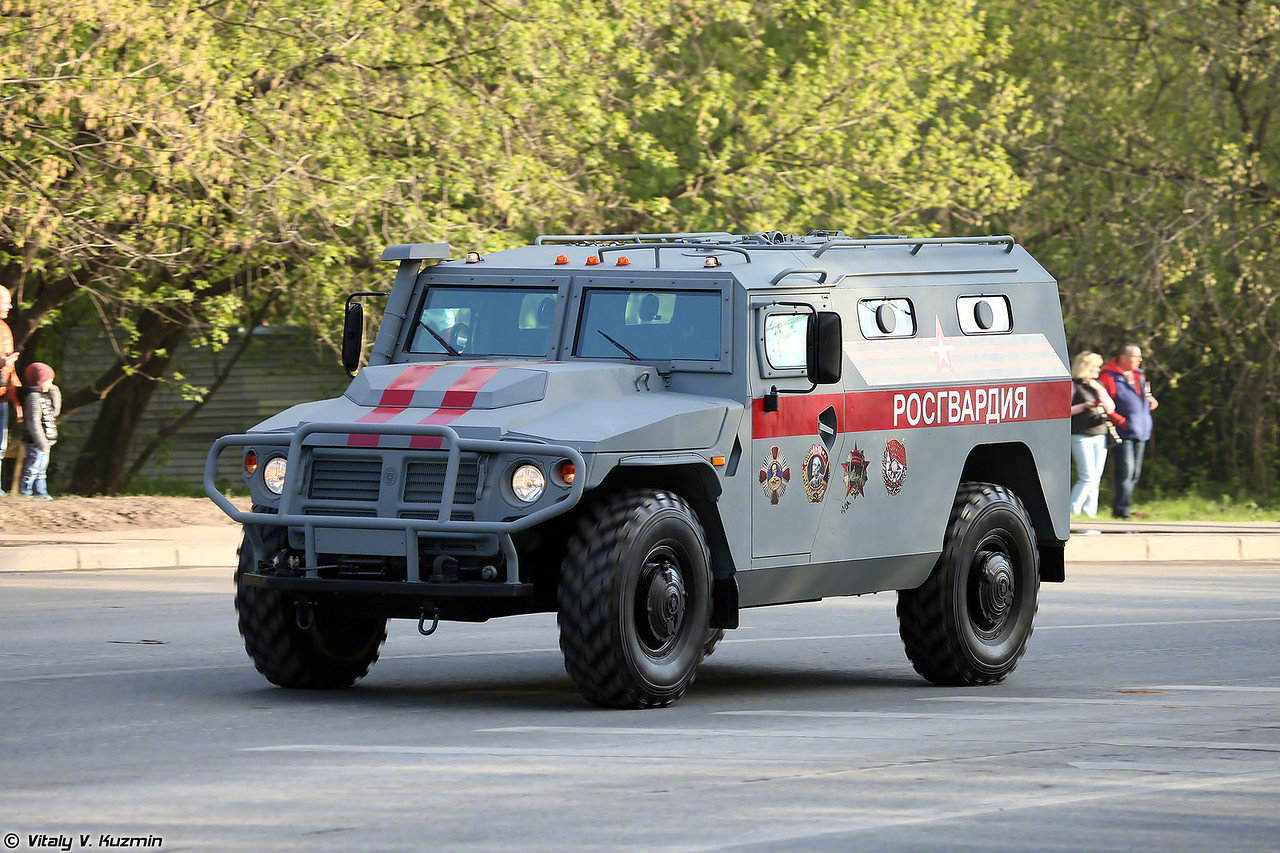 参加彩排返回的9A331M TLAR 9K331M Tor-M2、9A317 TELAR Buk-M2、96K