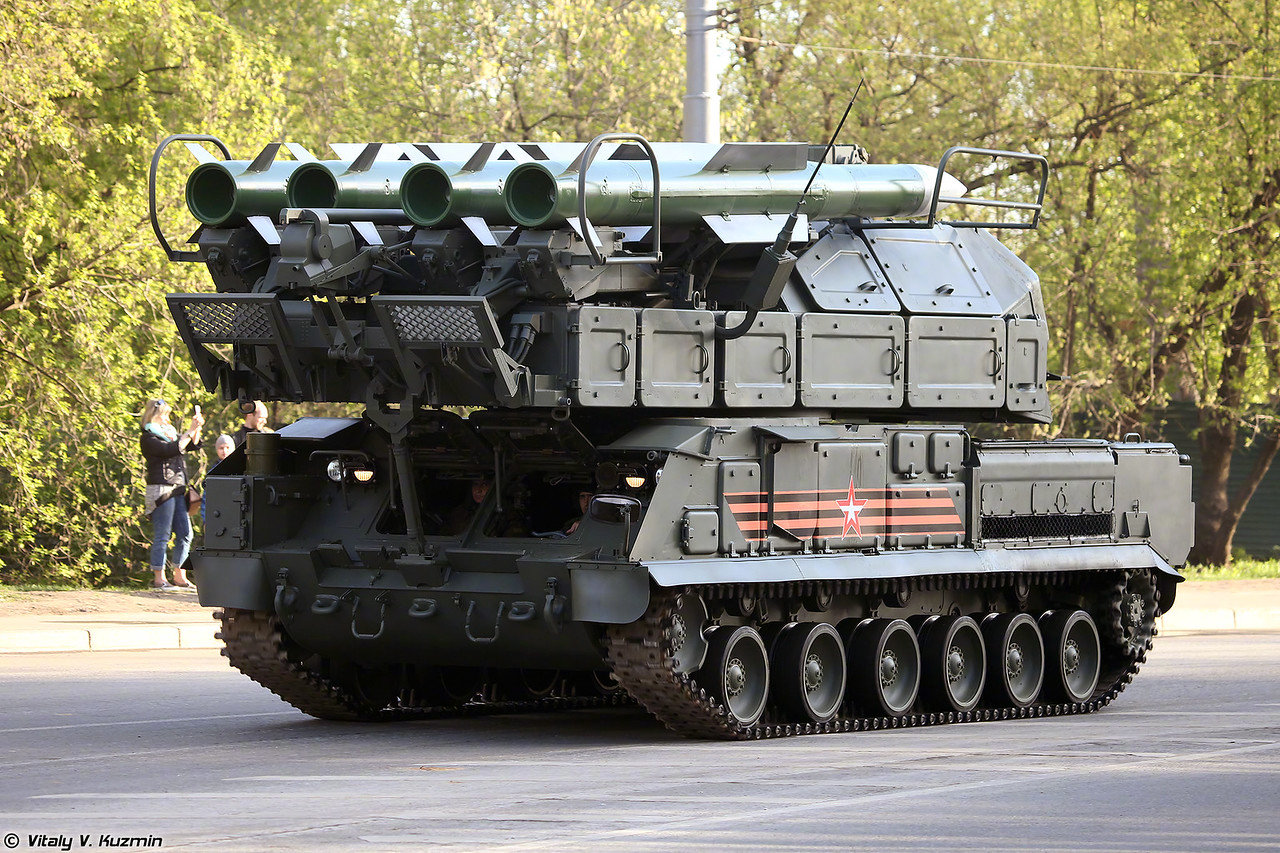 参加彩排返回的9A331M TLAR 9K331M Tor-M2、9A317 TELAR Buk-M2、96K