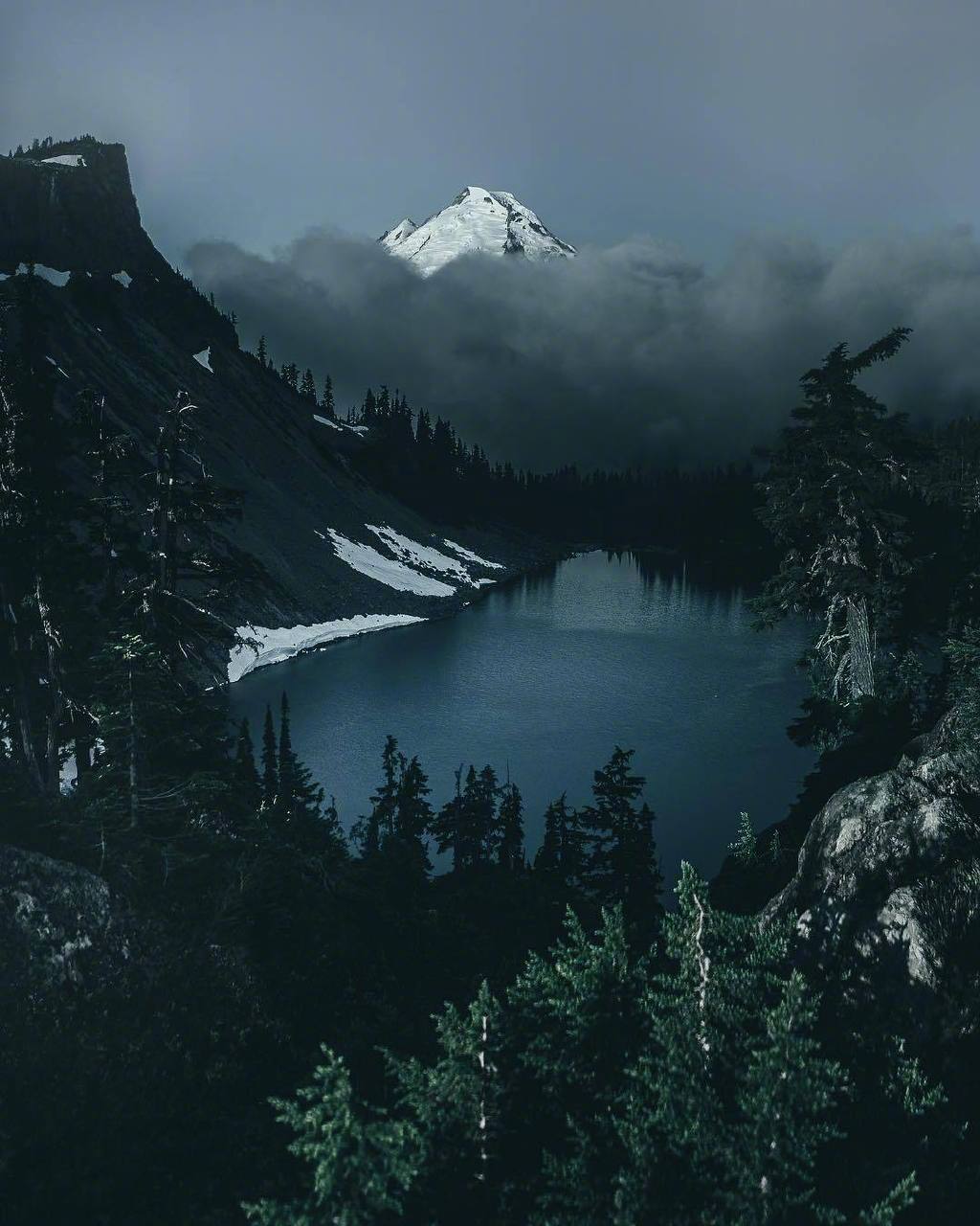 靠近窗户，本次列车的终点是你。北岛 | 摄影师 Dylan Furst