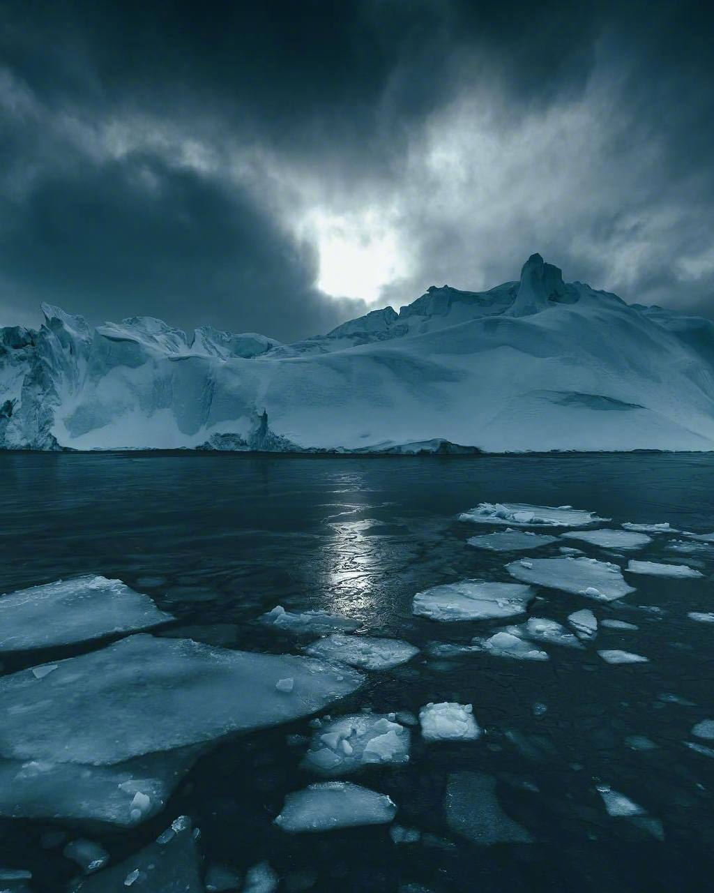 靠近窗户，本次列车的终点是你。北岛 | 摄影师 Dylan Furst