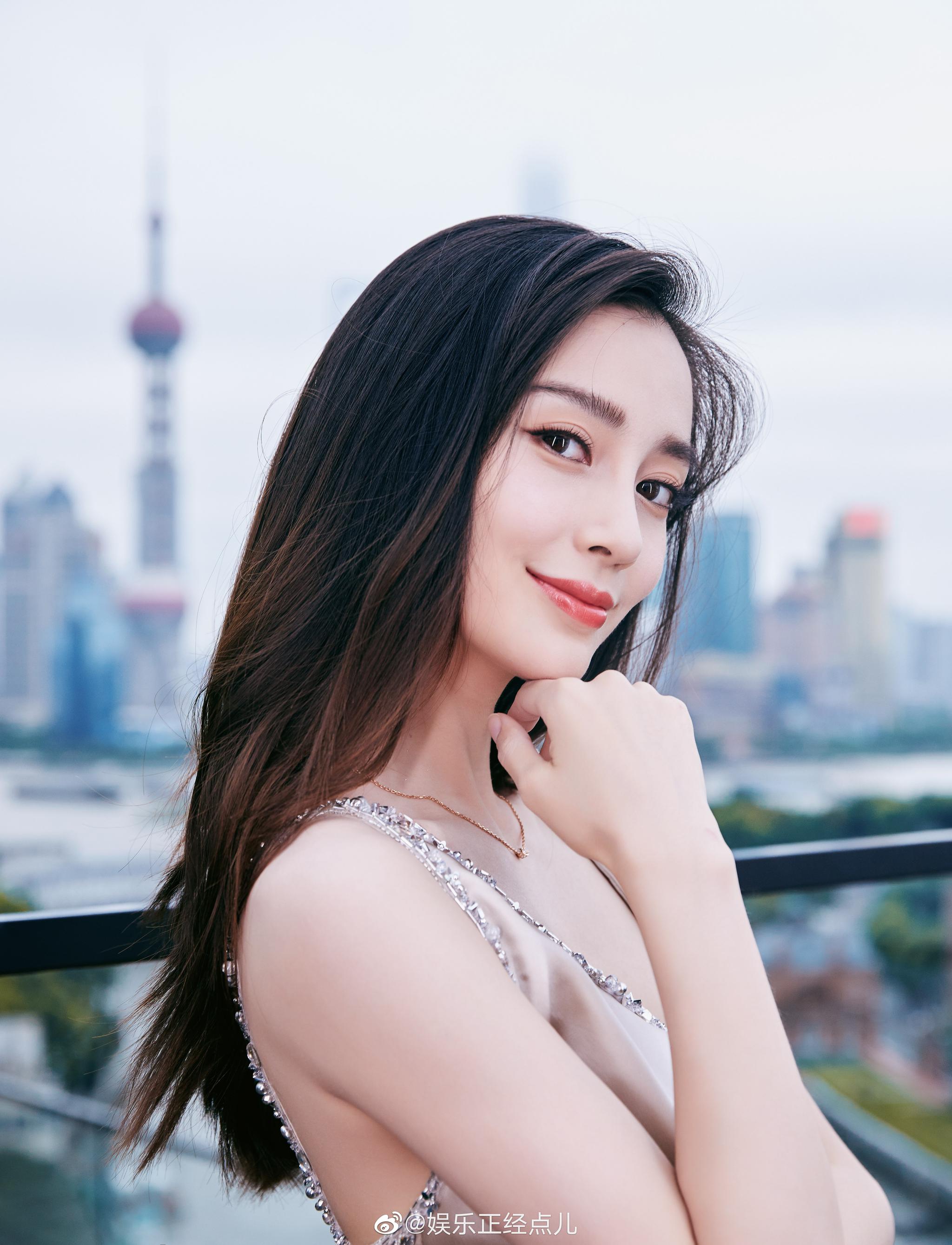 angelababy身穿金色缎面长裙出席品牌活动|缎面|礼服|珠链_新浪新闻