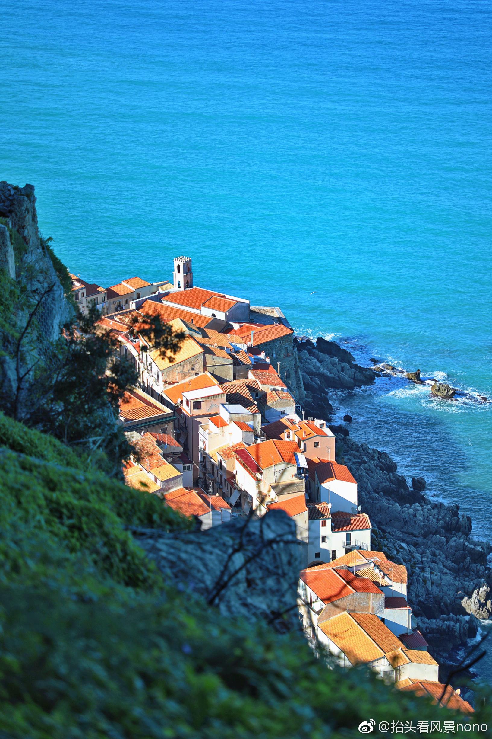 意大利西西里海边小镇切法卢，背山面海，白墙红瓦，碧海蓝天