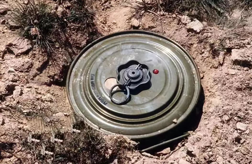 超速驾驶管不住！把反坦克地雷做成减速带后，大家突然规矩了｜军情晚报