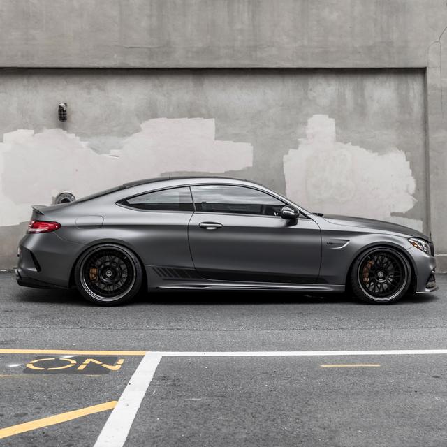 梅赛德斯全新AMG C63S哑光碳灰涂装版，20英寸两片式锻造轮毂-新浪汽车