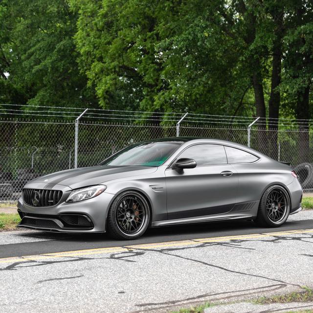 梅赛德斯全新AMG C63S哑光碳灰涂装版，20英寸两片式锻造轮毂-新浪汽车