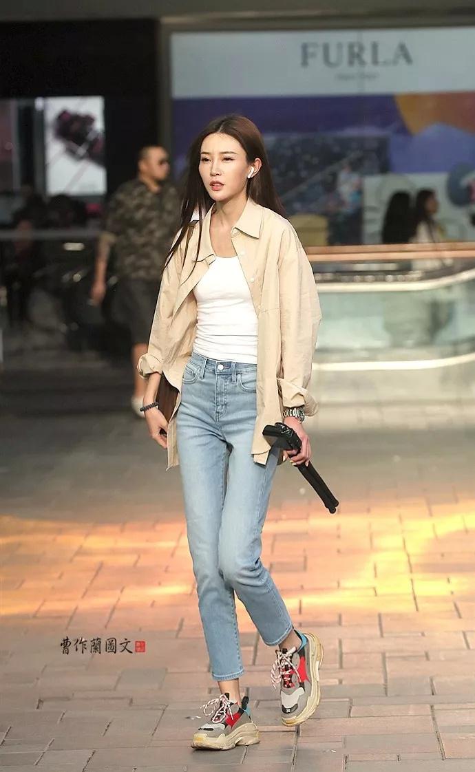 街拍：一件衬衫一条长裤也能穿得很美的美女|美女|牛仔裤|白色_新浪新闻