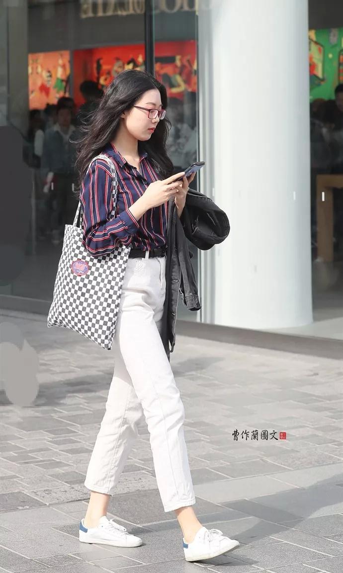 街拍：一件衬衫一条长裤也能穿得很美的美女|美女|牛仔裤|白色_新浪新闻