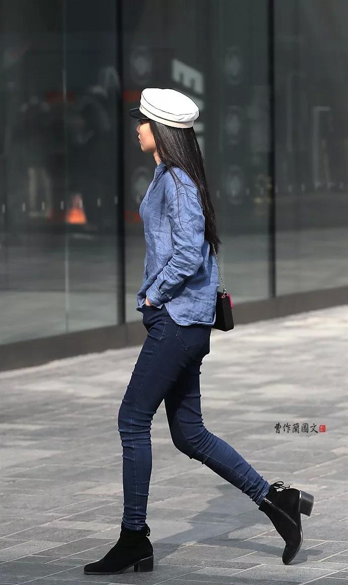 街拍：一件衬衫一条长裤也能穿得很美的美女