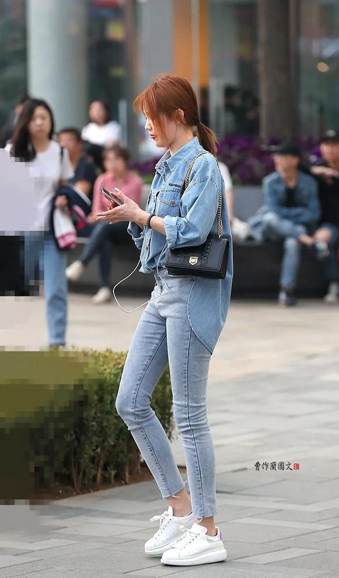 街拍：一件衬衫一条长裤也能穿得很美的美女