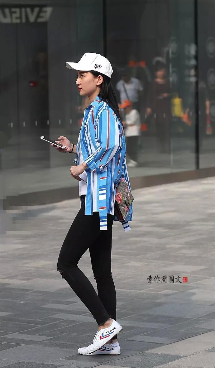 街拍：一件衬衫一条长裤也能穿得很美的美女|美女|牛仔裤|白色_新浪新闻