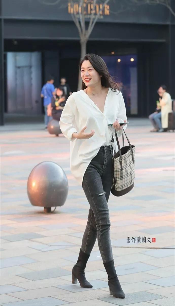 街拍：一件衬衫一条长裤也能穿得很美的美女|美女|牛仔裤|白色_新浪新闻