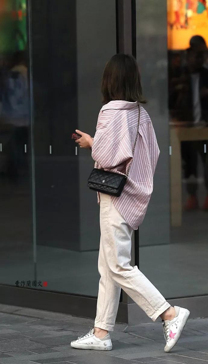 街拍：一件衬衫一条长裤也能穿得很美的美女