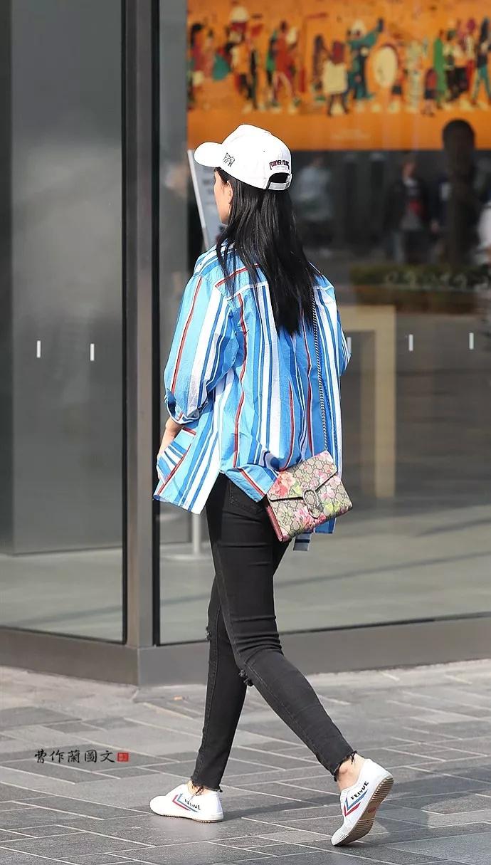 街拍：一件衬衫一条长裤也能穿得很美的美女|美女|牛仔裤|白色_新浪新闻