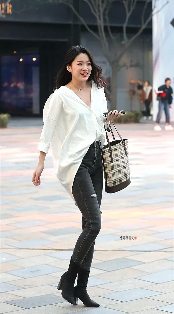 街拍：一件衬衫一条长裤也能穿得很美的美女|美女|牛仔裤|白色_新浪新闻