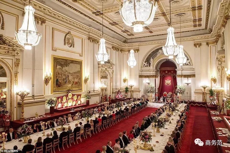 英国女王国宴穿白色蕾丝裙，凯特戴珍珠王冠，川普夫人连换6套衣服拼了…__财经头条