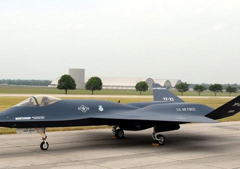 F-22的劲敌！YF-23当真融合了外星科技 太前卫导致未能被装备？|战斗机|外星|美国空军_新浪新闻