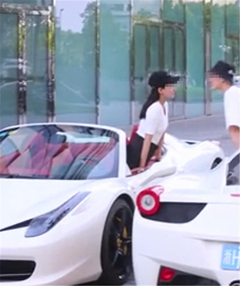 最“炫富”的秀恩爱！2台法拉利458街头，车主街头直接秀恩爱