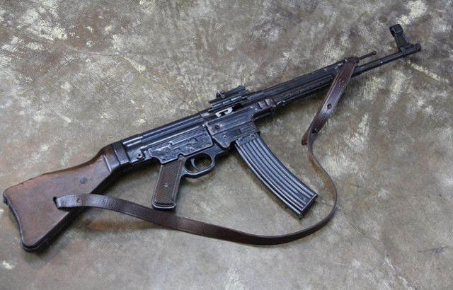 STG44是德军继MP40冲锋枪，MG42通用机枪以外，时代的经典之作|冲锋枪|通用机枪|德军_新浪新闻