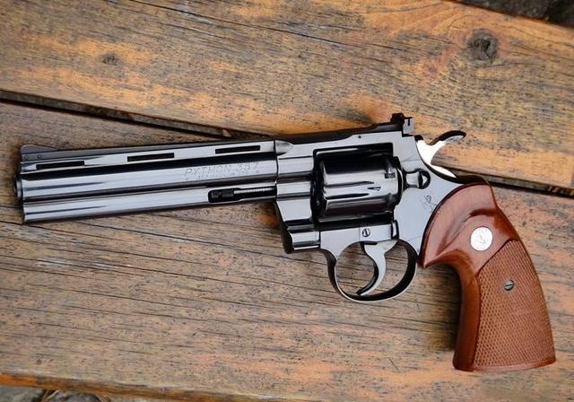 左轮手枪结构简单，为什么普遍比弹匣式手枪的威力要大？|左轮手枪|手枪|弹匣_新浪新闻