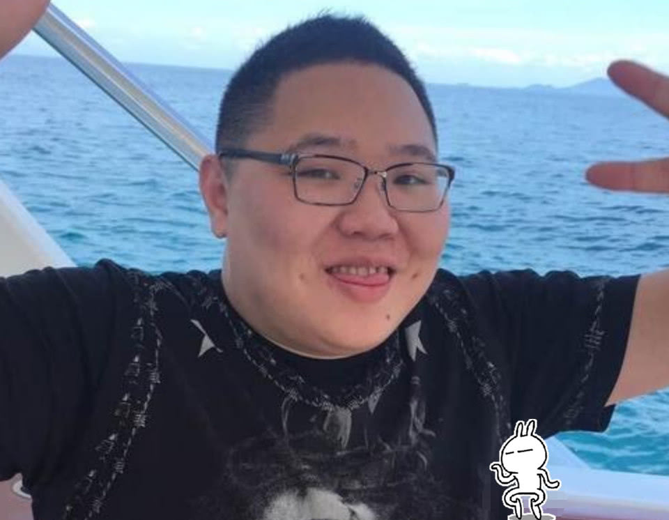 PDD在家直播被“警察”抓捕？他整个人吓傻，真实原因让人气愤|主播|警察|恶作剧_新浪新闻