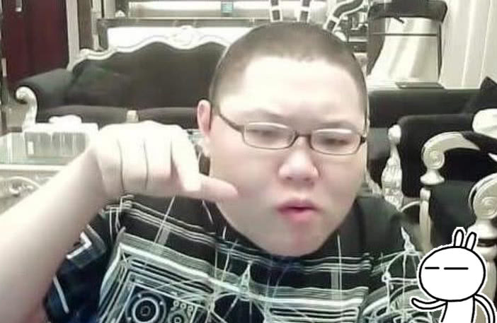 PDD在家直播被“警察”抓捕？他整个人吓傻，真实原因让人气愤|主播|警察|恶作剧_新浪新闻